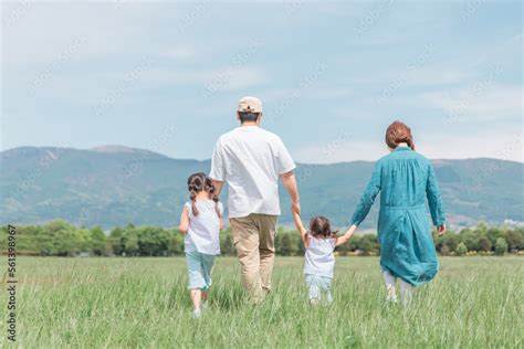 Photo And Art Print 春・夏に公園・草原を歩く家族・ファミリーの後ろ姿（子供・両親・移住・田舎暮らし） Buritora