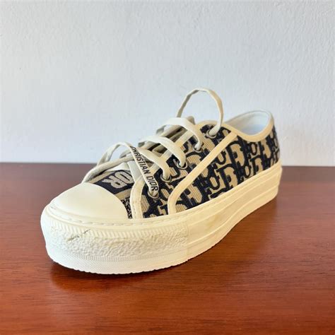 신발을 수선하는 남자 [ Dior] 디올 스니커즈 밑창보강입니다 사용된 소재는 비브람 8860