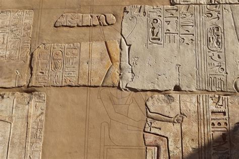 Des Sculptures Et Des Hiéroglyphes égyptiens Anciens Au Temple De Satet