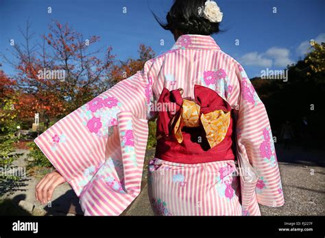 Una Mujer Japonesa Con Kimono Tradicional Mujer Es Caminar En El Parque