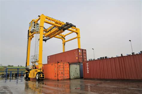 Straddle Carrier Cost Effective Solution For Handling Containers