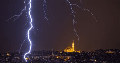 Video Explaining How Lightning Rods Protect Buildings From Lightning