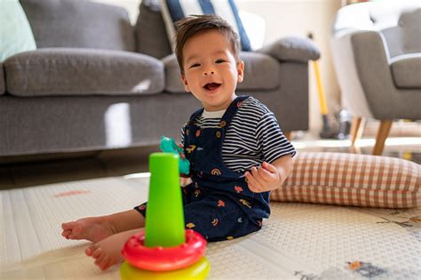 집에서 바닥에 아기 안전 소프트 플레이 매트에 앉아 거실에서 재생 아기 소년 완구류에 대한 스톡 사진 및 기타 이미지 완구류