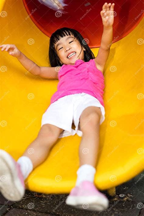 Asiatisches Chinesisches Kleines Mädchen Das Am Spielplatz Schiebt