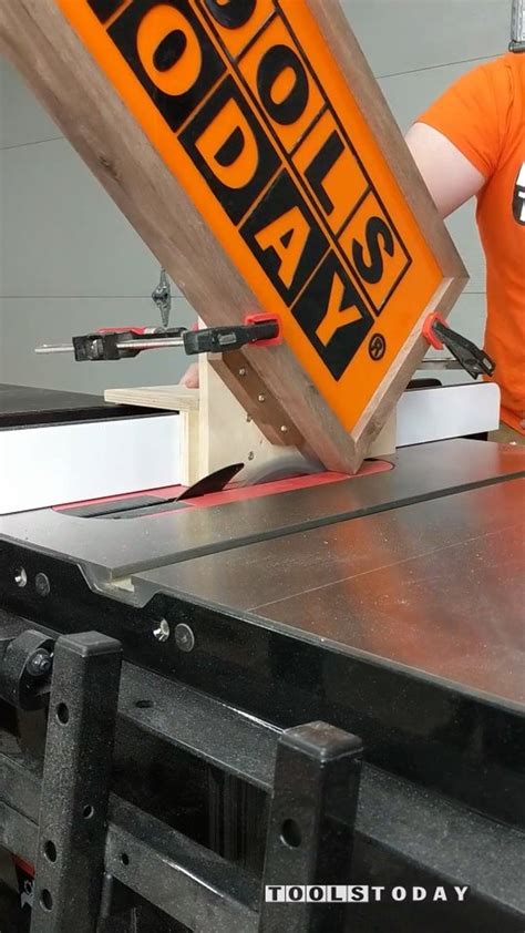 what do you think of this method making a splined miter frame for a