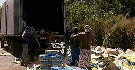 G1 Carreta carregada cerveja tomba e a carga é saqueada em MG