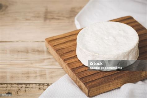 나무 보드에 있는 카망트 치즈 프랑스 홈메이드 소프트 치즈를 제공 합니다 식품 컨셉 건강한 생활방식에 대한 스톡 사진 및 기타