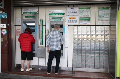 快訊／中華郵政傳出當機災情 民眾至郵局atm領錢「扣款沒吐鈔」 上報 焦點
