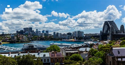 낮에는 흰 구름과 푸른 하늘 아래 흰색과 갈색 콘크리트 건물 사진 Unsplash의 무료 Sydney новый южный