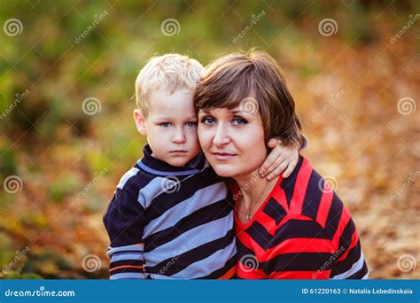 La Madre Y El Hijo Comunican Parquean Imagen De Archivo Imagen De