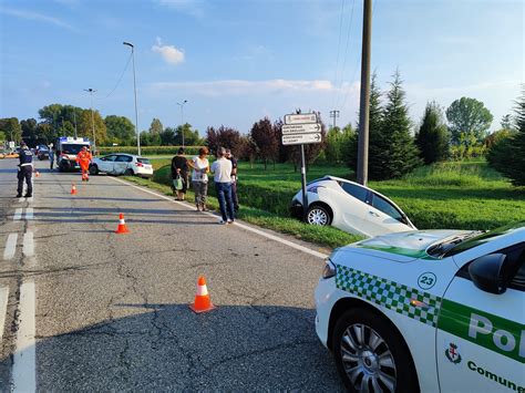 Mantova Carambola Tra Due Auto Entrambe Finiscono Nel Fosso