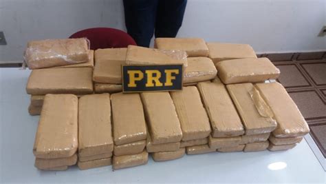 Polícia apreende tijolos de maconha escondidos em fundo falso de porta