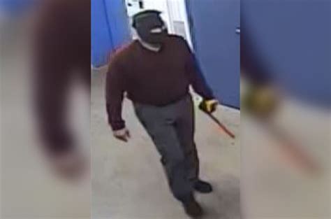 Policía Se Busca Por Robo De 20 Mil Dólares En Artículos De Una Bodega
