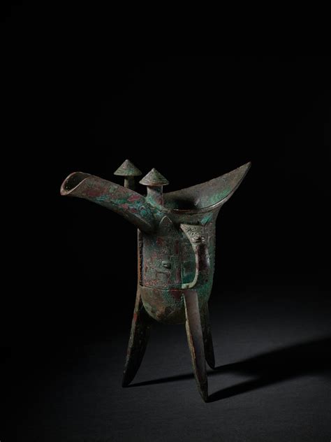 An Archaic Bronze Ritual Wine Vessel Jue Late Shang Dynasty 商末 青銅獸