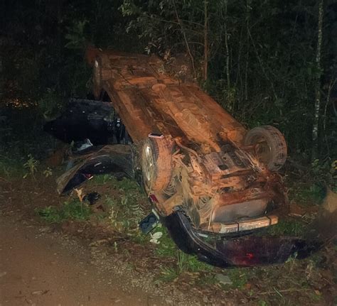 Dupla em carro furtado troca tiros a PM capota durante perseguição