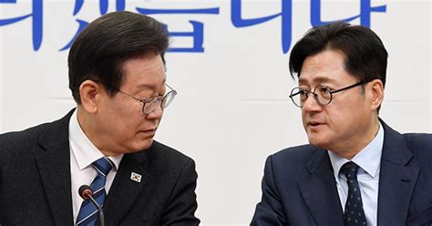 대화 나누는 이재명 홍익표 [포토]