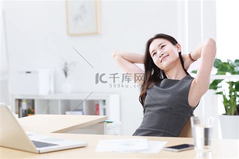 商务女人在办公室高清摄影大图 千库网