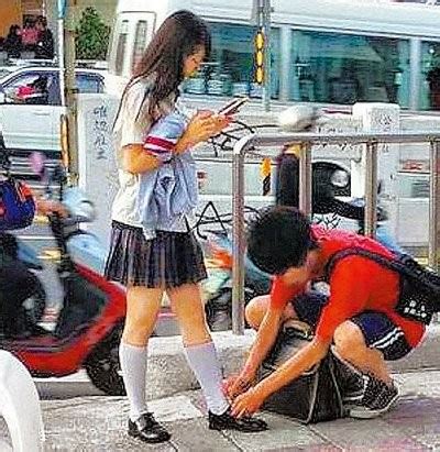 蹲下系鞋带情侣头像 qq情侣头像系鞋带 情侣鞋带系法 大山谷图库