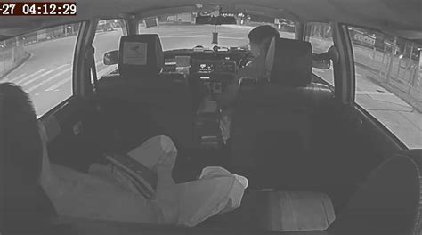 有片｜tesla飛車的士捱撞 男子冇扣安全帶凌空撞爆窗 遭網民一面倒鬧爆