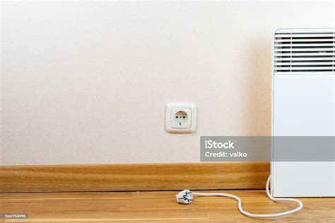 전기 히터는 세계의 에너지 위기 제재 및 비싸고 높은 에너지 가격으로 인해 꺼집니다 에너지 전기 및 전력 절약을 절약하는 개념