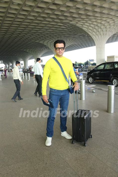 Rohit Roy Spotted At The Mumbai Airport Photo 565300
