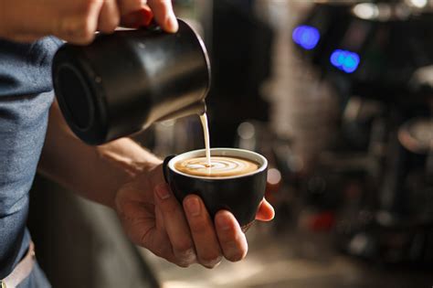 커피와 함께 컵에 우유를 붓는 바리스타의 클로즈업 샷 라떼 아트 만들기 바리스타에 대한 스톡 사진 및 기타 이미지 바리스타 커피 마실 것 따르기 Istock
