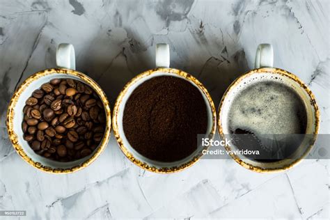 요리의 여러 단계에서 커피의 3 개의 컵 원두 커피 커피 원두와 기성 품 커피 음료 평면도 평면 위치 3가지 개체에 대한 스톡