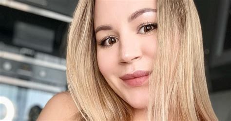 Instagram Povipommi Holly Garner Ei Juuri Rintamustaan Piilottele