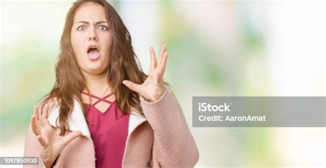 플러스 크기 젊은 여 자가 아름 다운에 겨울 코트를 입고 배경 미친 절연 고 미친 소리 하 고 적극적인 식와 팔 발생 함 좌절