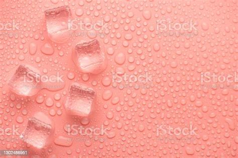 파스텔 핑크 배경에 얼음 큐브의 보기 사진 이미지 오버 헤드 위 2월에 대한 스톡 사진 및 기타 이미지 2월 기포 낮