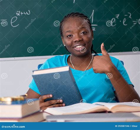 Estudante Negra Na Frente Do Quadro Foto De Stock Imagem De Classroom