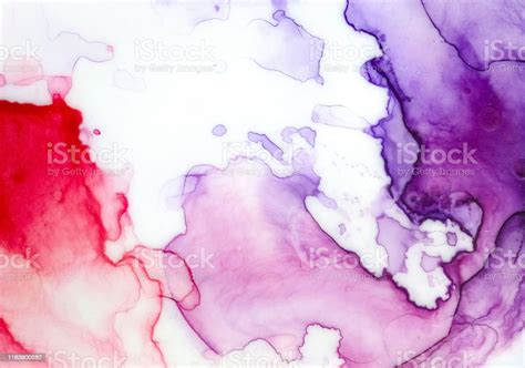 보라색과 분홍색 수채화 스트로크 배경입니다 흰색 종이에 손으로 그린 수채화 그림 창조적 인 디자인 웹 페이지 우아한 홈 장식 스크랩북 인쇄를위한 아름답고 세련된 배경