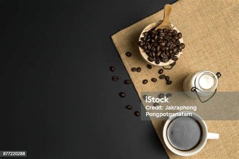 커피와 커피 콩 곡물 검은 나무 테이블 배경에 넣어 자루 직물에의 한 잔 포함 Copyspace 텍스트 또는 그래픽 추가 0명에 대한 스톡 사진 및 기타 이미지 Istock