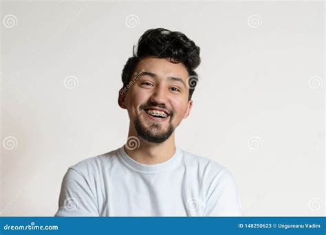 Retrato De Un Hombre Joven Con Los Apoyos Que Sonr E Y Que R E Un
