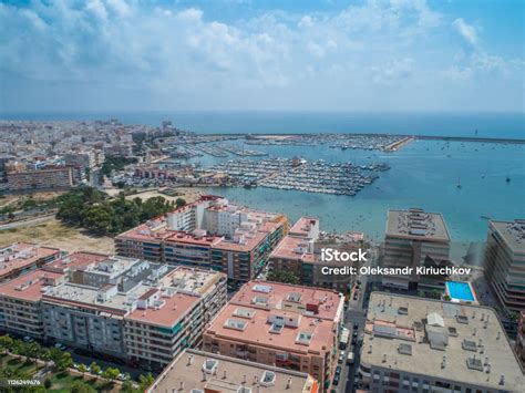 고속도로 지중해의 Torrevieja의 항구 주거 공중 사진 집 높은 각도 보기 유명한 인기 있는 여행 여행자를 위한 곳 목적지