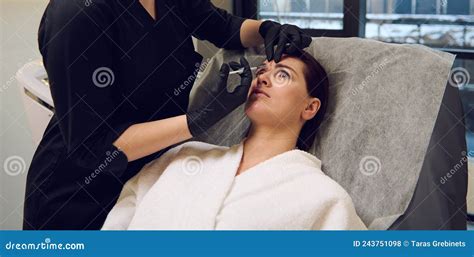 Esteticista Cosmetólogo Esteticista Sujetando Una Jeringa Y Haciendo