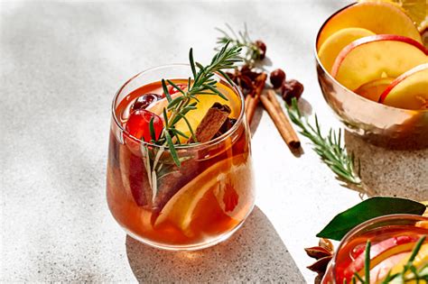 Mulled 와인 또는 향기로운 향신료 사과 체리 및 감귤류를 곁들인 크리스마스 상그리아 전통적인 크리스마스 축제 온난화 오렌지