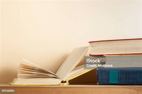 오픈도 서 그리고 나무 테이블에도 서의 스택 교육 배경입니다 학교 돌아가기 텍스트에 대 한 공간을 복사 합니다 개체 그룹에 대한