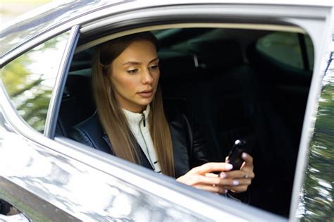 운송 차량 및 기술 개념 스마트폰을 사용하는 택시차에서 웃는 여자 무선 기술에 대한 스톡 사진 및 기타 이미지 무선 기술