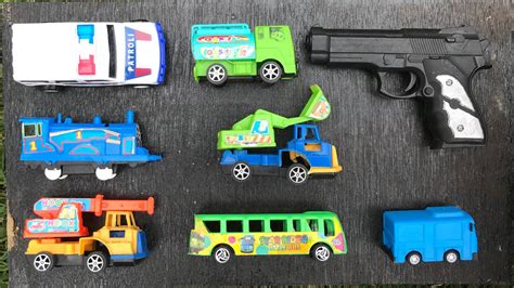 Mencari Mainan Membersihkan Mainan Pistol Mainan Bus Sekolah Truk