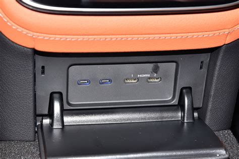 【奔驰s级改款 S 400 L 豪华型后排充电口图片 汽车图片大全】 易车