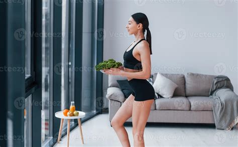 Tiene Alimentos Saludables En Las Manos Mujer Joven Con Forma De
