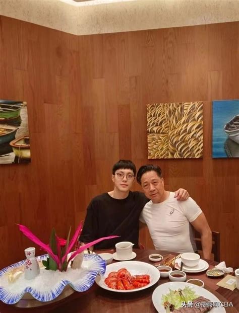 胡明轩父子团聚过年晒年夜饭合照前广东男篮冠军成员或被迫退役