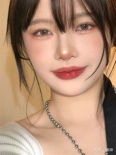 这般颜值完全无法抗拒 羊崽狠狠爱的即兴诗人 重磅超立体轻混血棕绿色 妆容质感直接上一个级别 知乎
