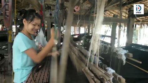 ကဝမြို့နယ် ကျားတက်ကျေးရွာတွင် ရိုးရာရက်ကန်းရက်လုပ်ခြင်းဖြင့် မိသားစုမ