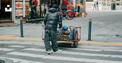 검은색 재킷과 파란색 데님 청바지를 입은 남자가 낮에 갈색과 파란색 카트를 타고 있습니다 사진 Unsplash의 무료 부천 이미지