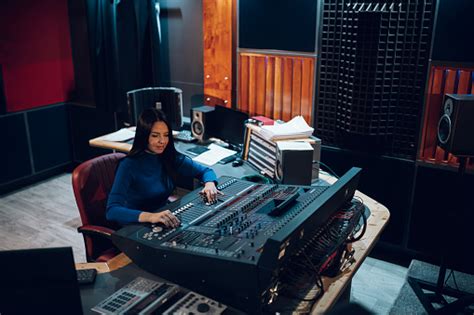 스튜디오에서 믹싱 사운드 보드를 작업 하는 여성 음악 프로듀서 스포츠에 대한 스톡 사진 및 기타 이미지 스포츠 장내 방송