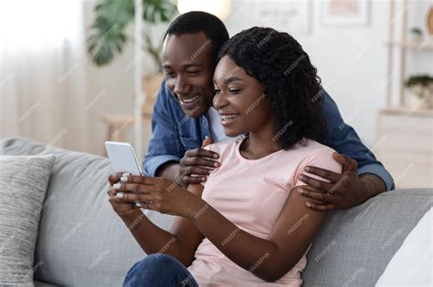 Gros Plan Du Mari Et De La Femme De La Famille Noire Utilisant Un
