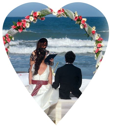 Los novios dándose el si quiero junto al mar romanticismo total
