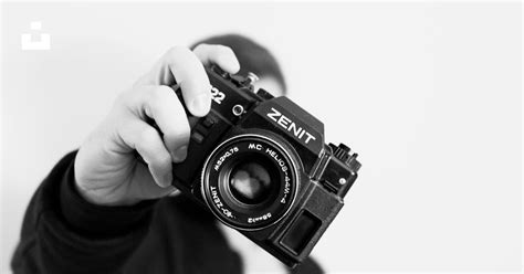 Hombre Usando Una Cámara Dslr Zenit Negra Foto Imagen De Gris